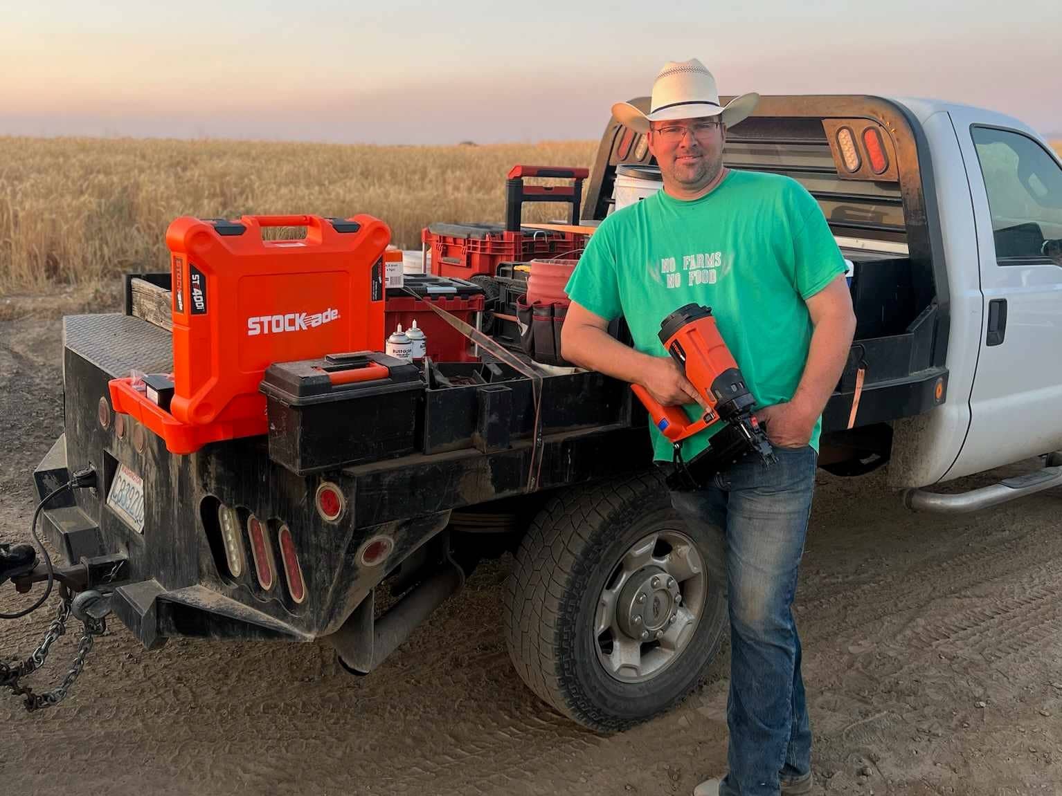 Volunteers build fence in countdown to show time - Stockade