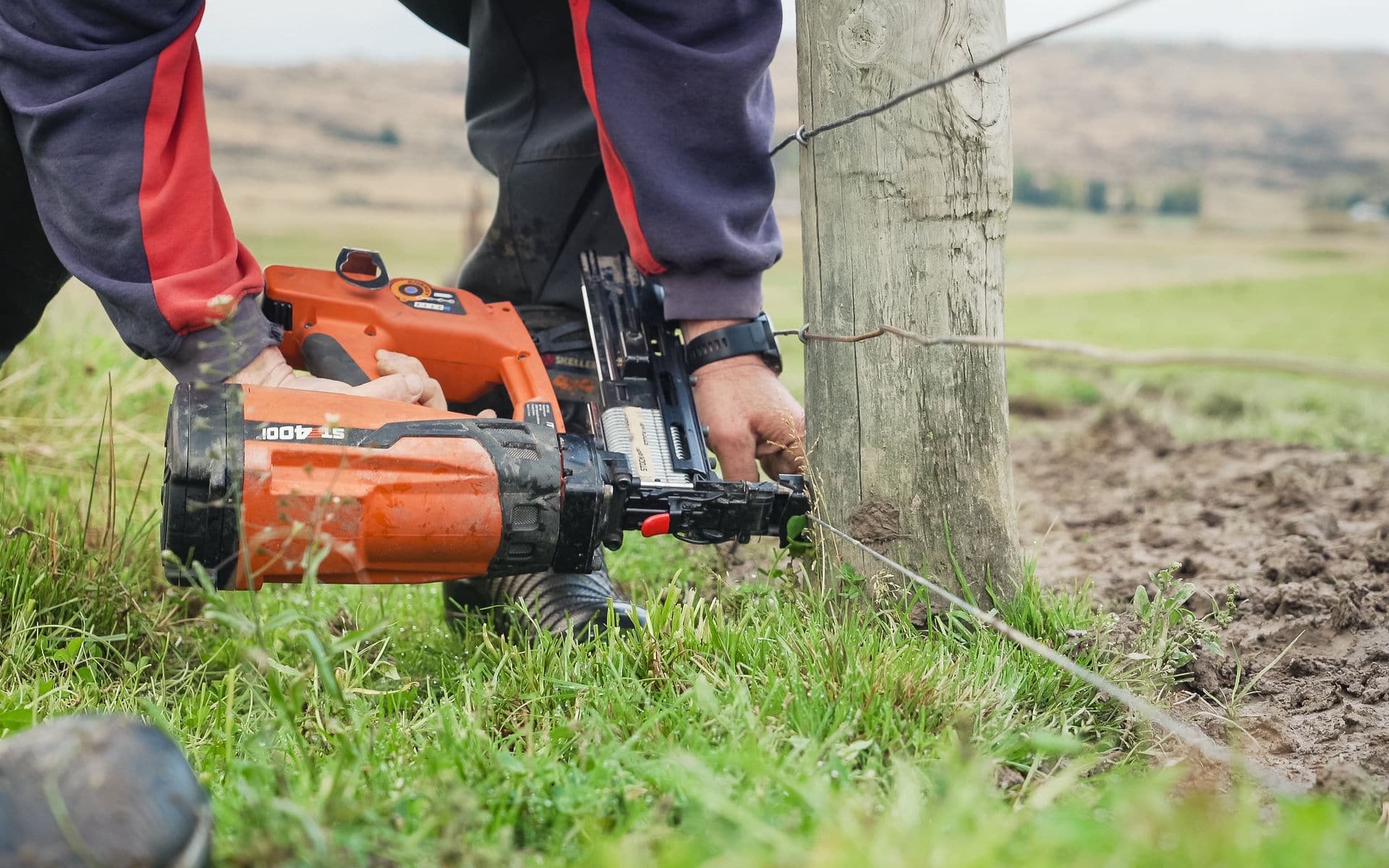 Fence Post Batten Stapler Gun | Cordless & Pneumatic Batten stapler gun